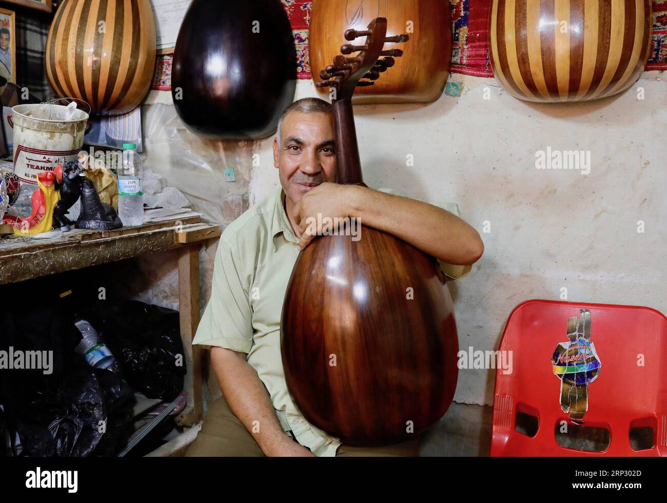 (180915) -- BAGHDAD, Sept. 15, 2018 -- Lute maker Amir Ali al-Awad is ...