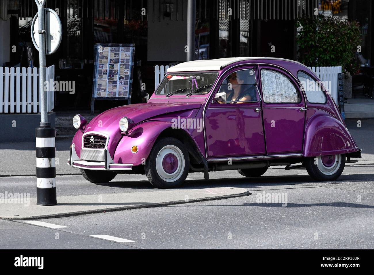 Citroen 2CV Duck Stock Photo - Alamy