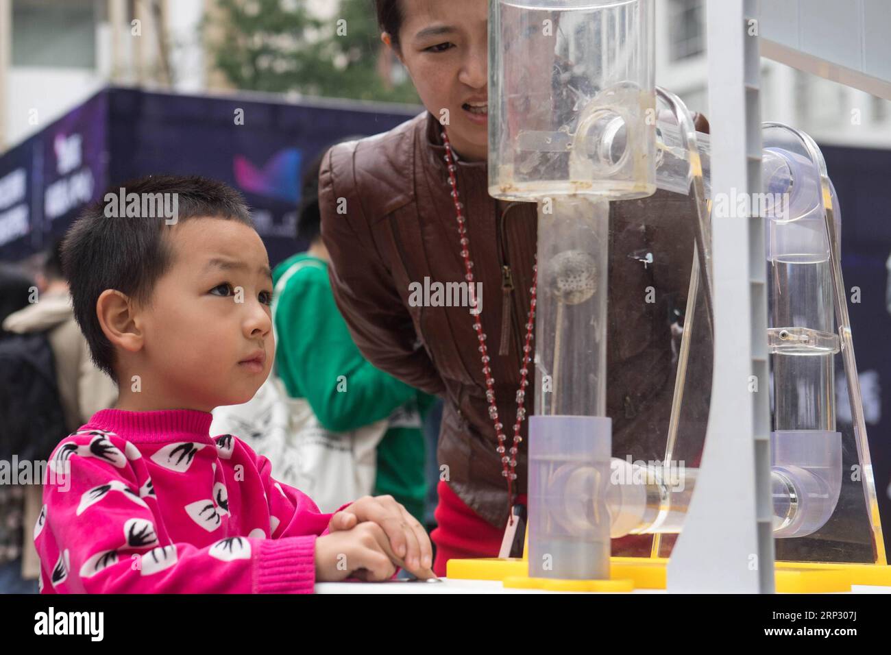 (180915) -- KUNMING, Sept. 15, 2018 -- A child experiences a mechanics ...