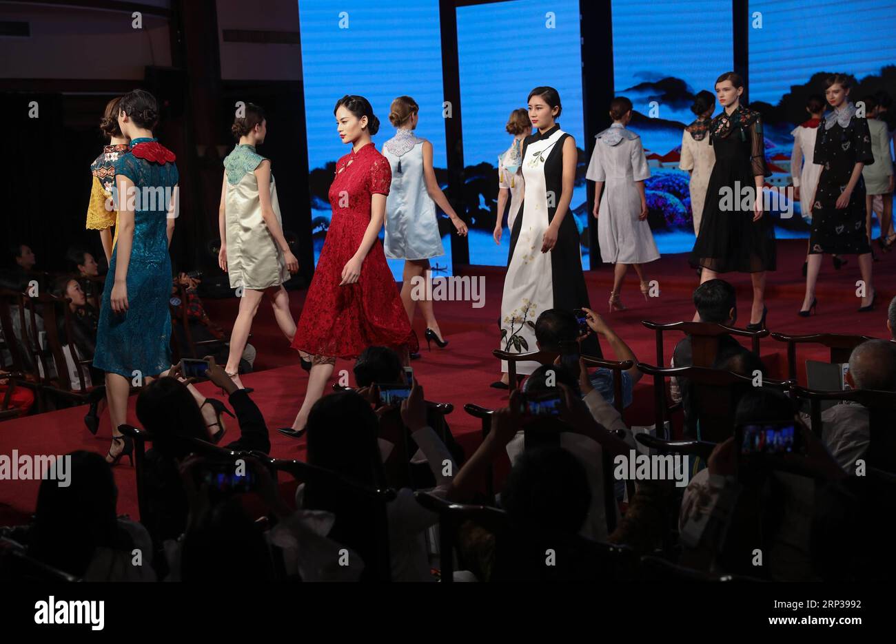 (180926) -- DAYI, Sept. 26, 2018 -- Models present cheongsam ...