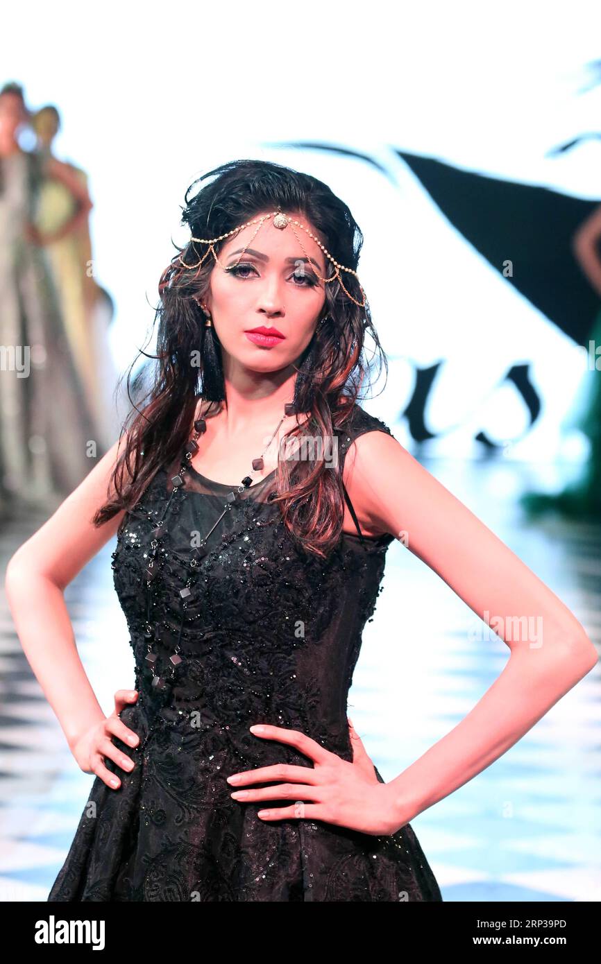 (180927) -- RAWALPINDI, Sept. 27, 2018 -- A model presents a creation ...