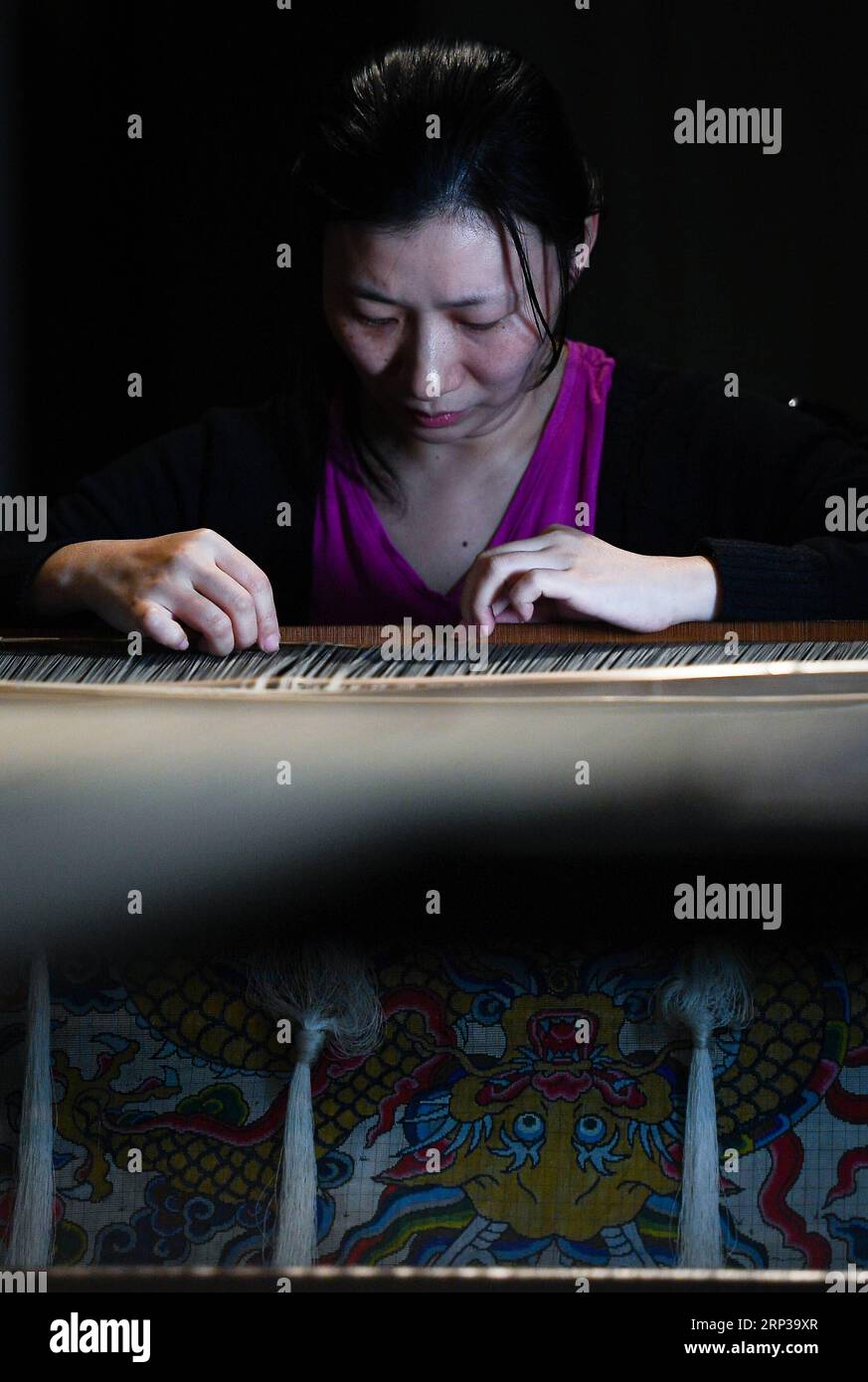 (180927) -- NANJING, Sept. 27, 2018 -- A weaver shows skills of ...