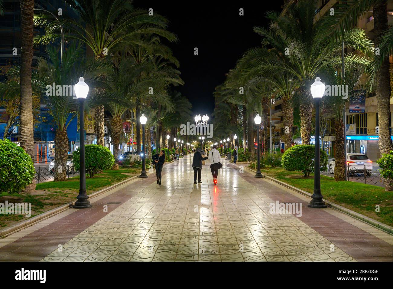 People on pedestrian boulevard hi-res stock photography and images - Alamy