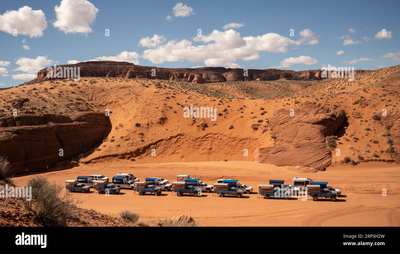 Desert cars hi-res stock photography and images - Alamy