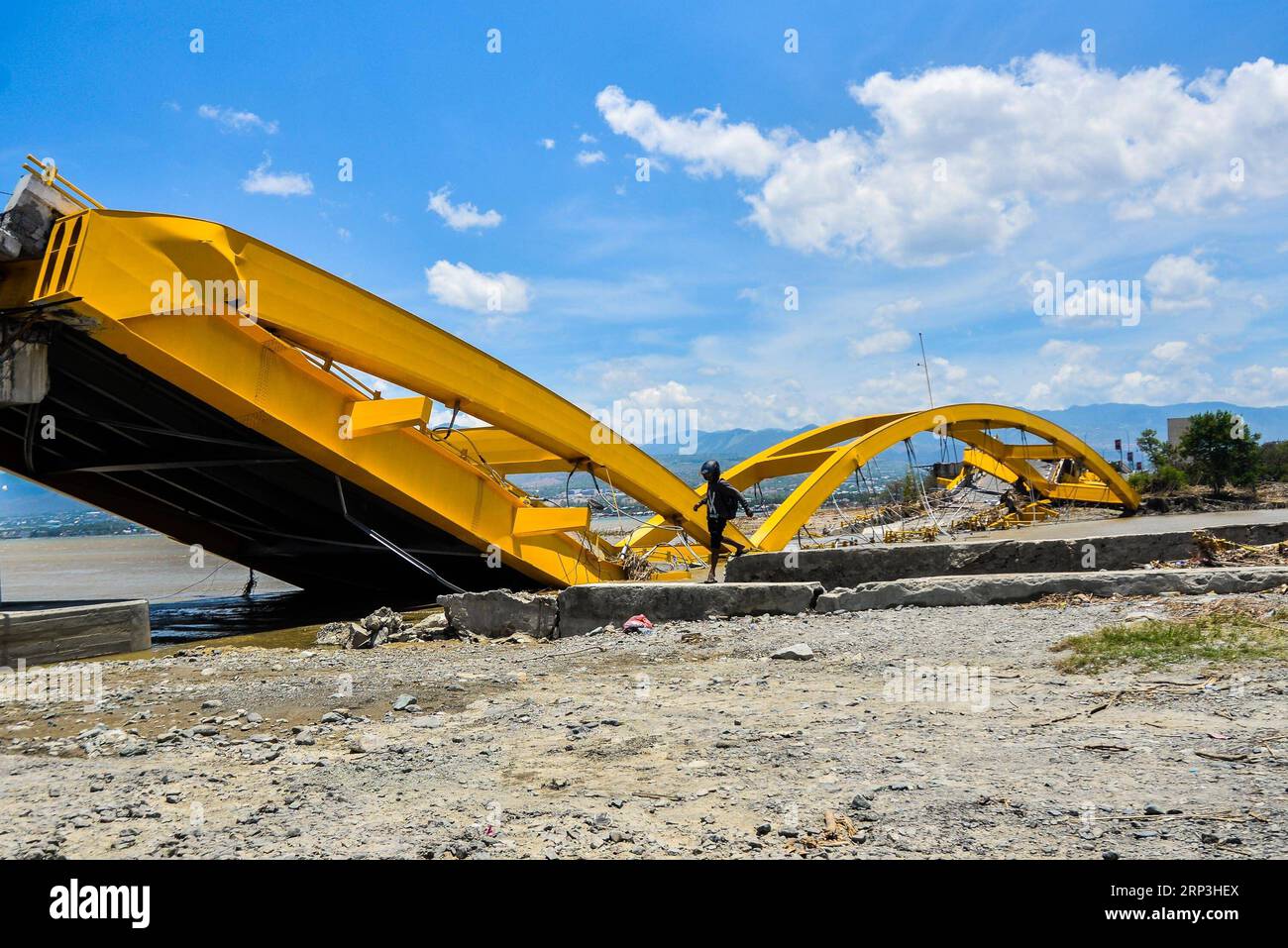 Collapsed bridge earthquake hi-res stock photography and images - Alamy