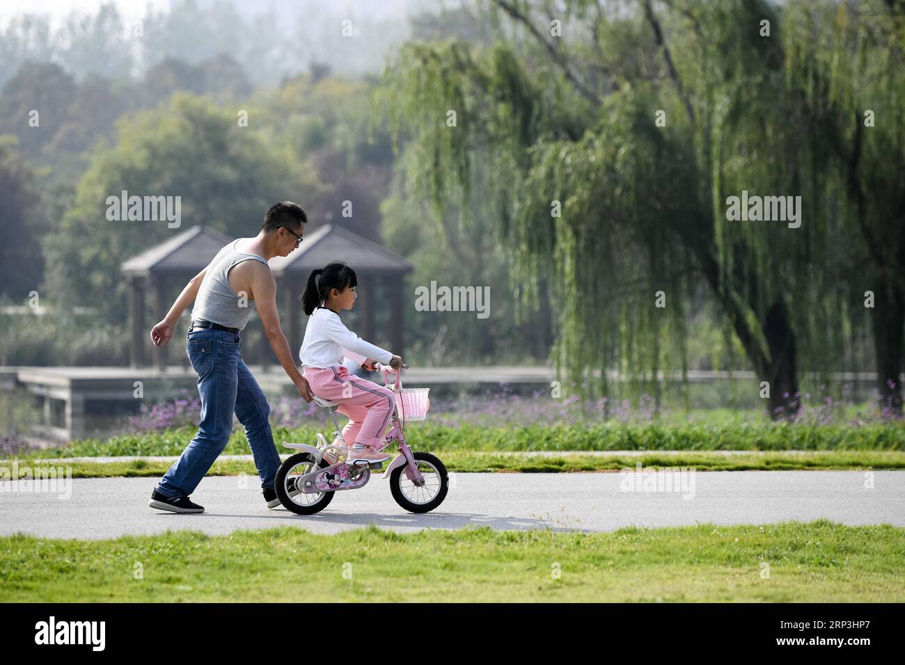 (181007) -- HEFEI, Oct. 7, 2018 -- A girl learns to ride a bike at ...