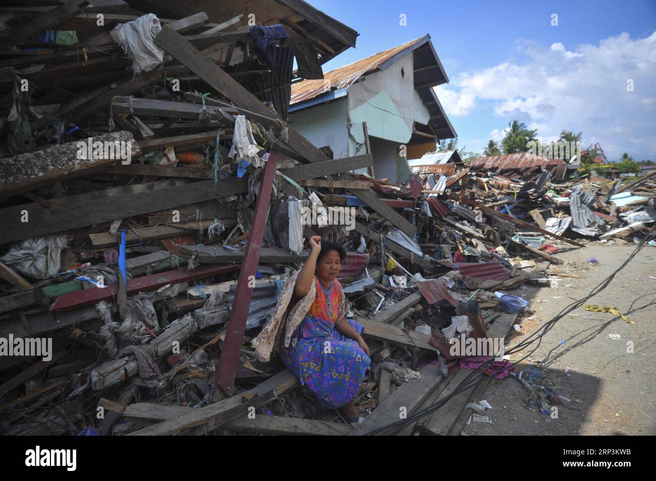 (181010) -- POSO, Oct. 10, 2018 -- An Indonesian woman sits on debris ...