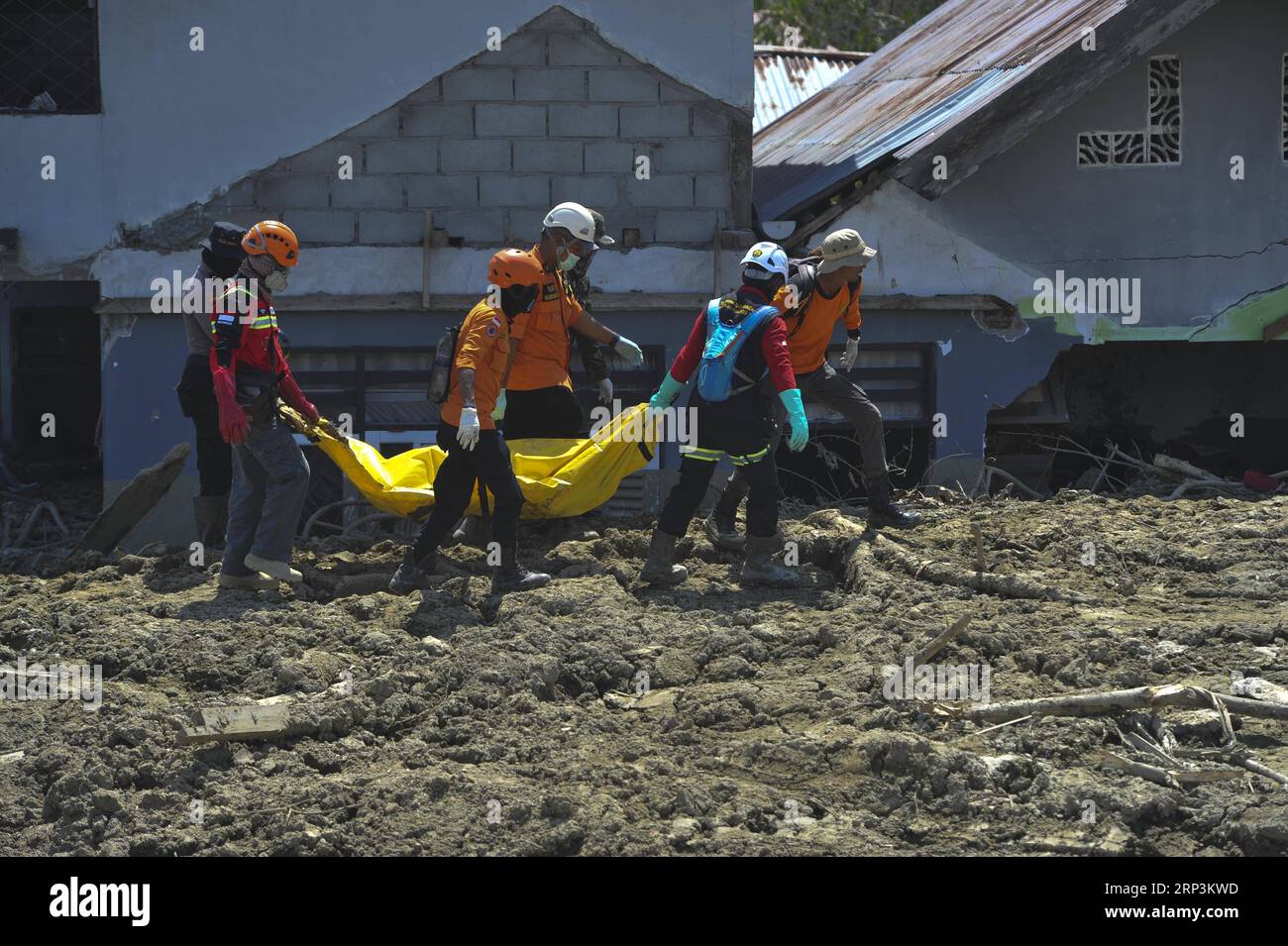 (181010) -- POSO, Oct. 10, 2018 -- Indonesian search and rescue team ...