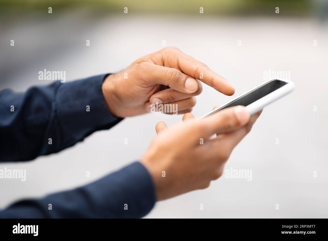 Phone screen hands city hi-res stock photography and images - Alamy