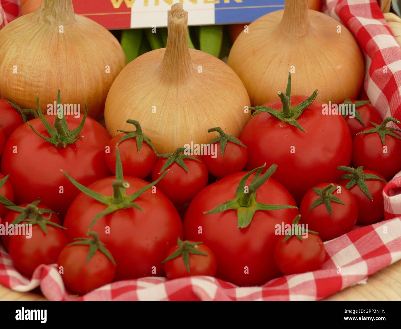 Home grown onions hi-res stock photography and images - Alamy