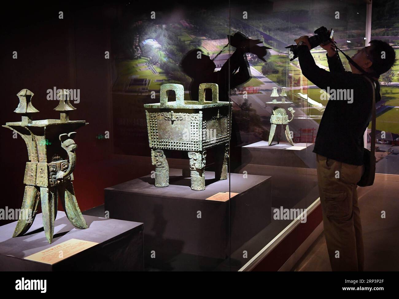 (181013) -- ANYANG, Oct. 13, 2018 -- A visitor takes photos of a bronze ...