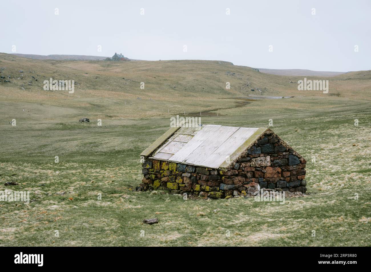 An isolated barn in the wild landscpe of the Shetland Isles Stock Photo ...