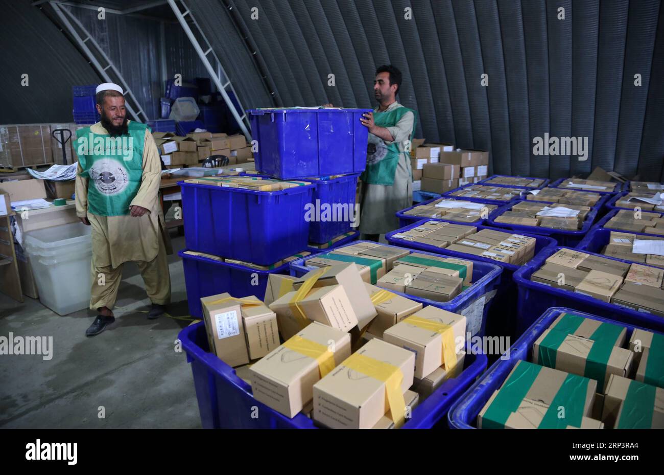 Workers warehouse plastic boxes hi-res stock photography and images - Alamy