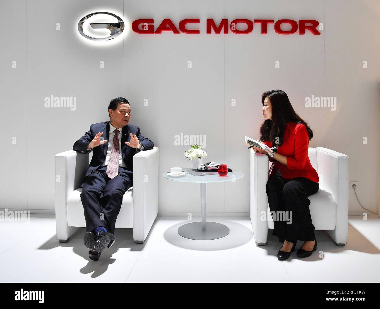(181016) -- PARIS, Oct. 16, 2018 -- Zeng Qinghong (L), CEO of GAC group ...