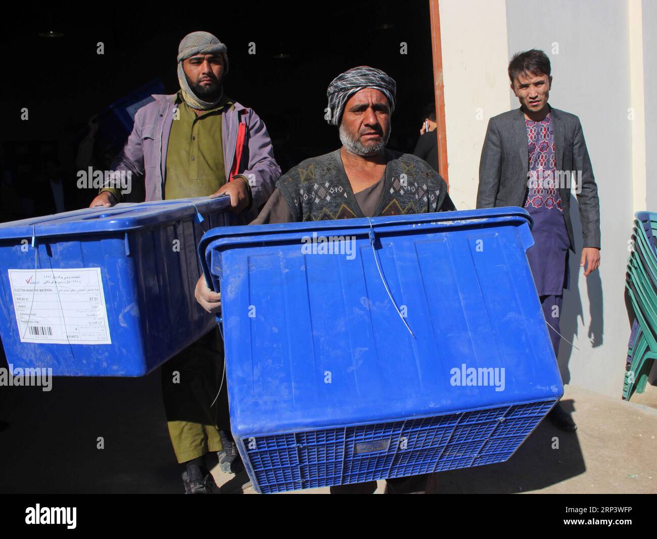 Workers warehouse plastic boxes hi-res stock photography and images - Alamy