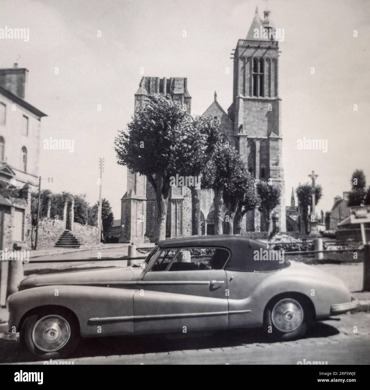 ALFA ROMEO CONVERTIBLE IN A FRENCH VILLAGE 1940'S - FILM PHOTOGRAPHY ...