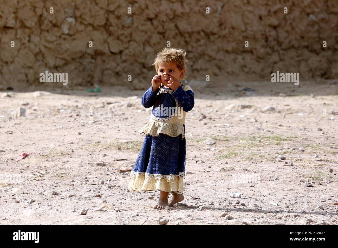 (181017) -- ISLAMABAD, Oct. 17, 2018 -- A child stands outside his ...