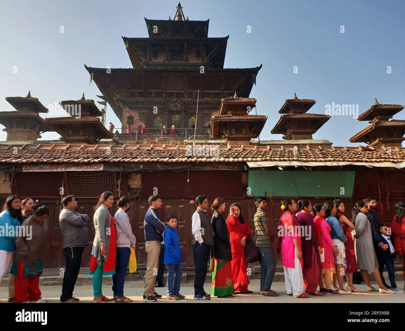 (181018) -- KATHMANDU, Oct. 18, 2018 -- People queue to offer prayers ...