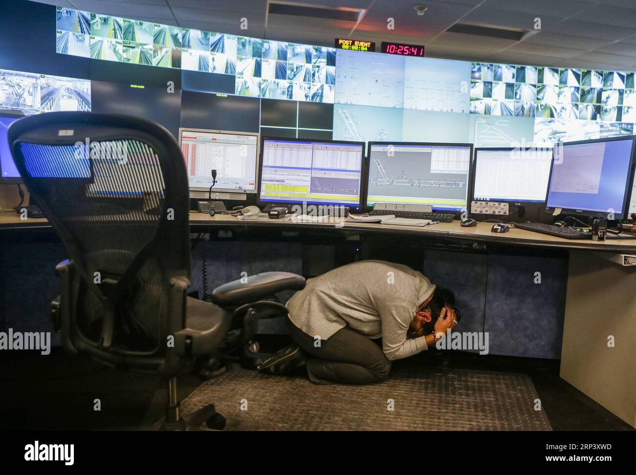 Early warning system earthquake hi-res stock photography and images - Alamy
