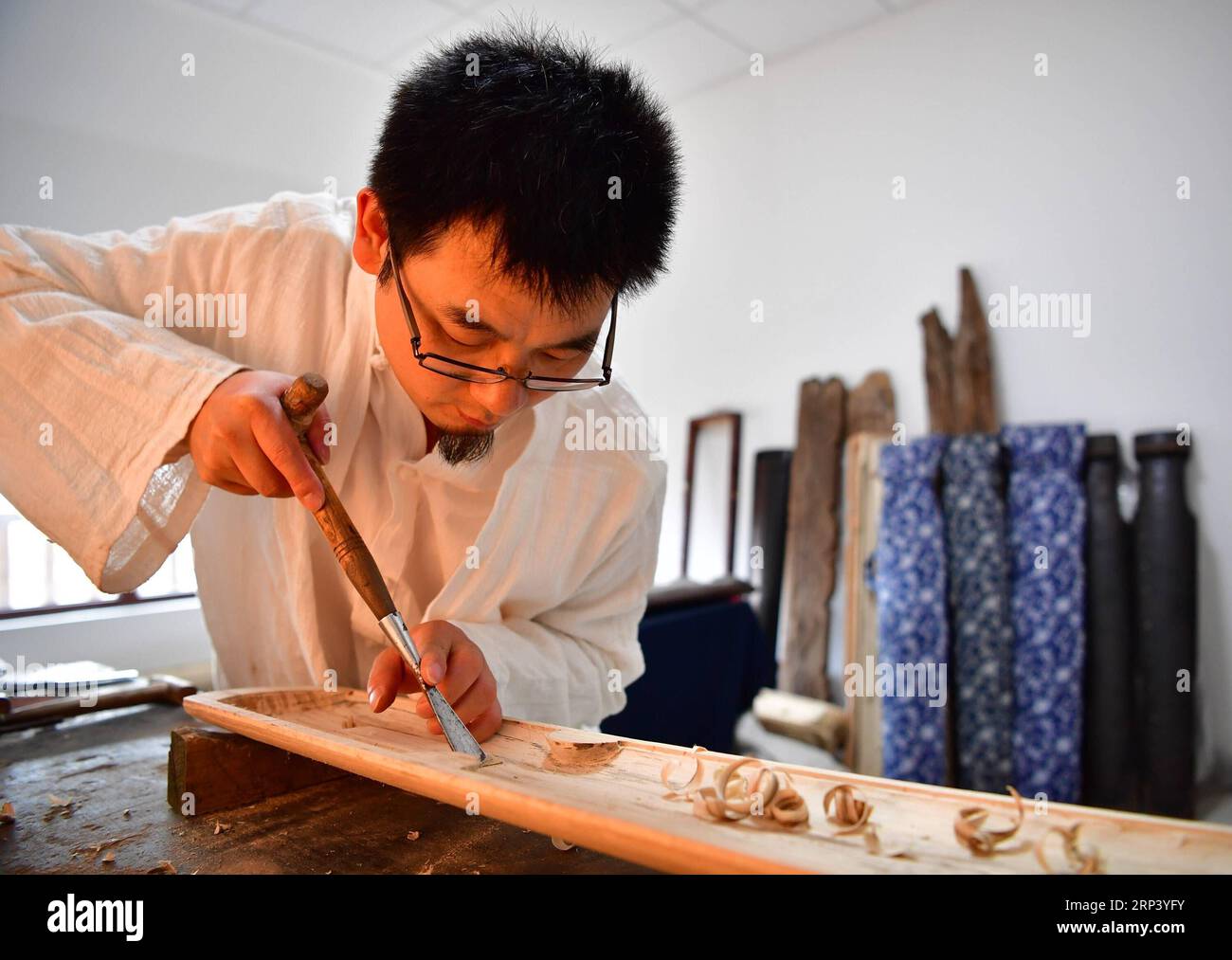 (181019) -- XI AN, Oct. 19, 2018 (Xinhua) -- Cheng Gang makes Guqin, a ...