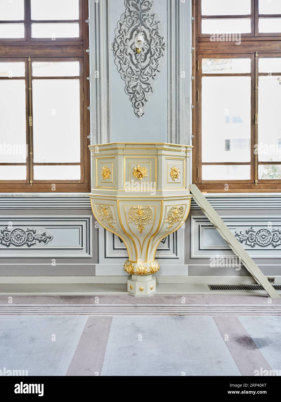 Islamic indoor architecture hi-res stock photography and images - Alamy