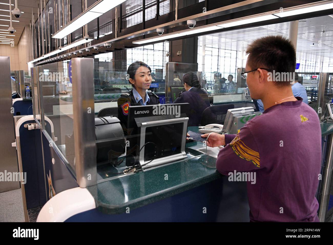 (181021) -- ZHUHAI, Oct. 21, 2018 -- Officials of customs rehearse for ...