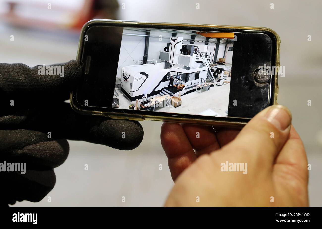 (181022) -- SHANGHAI, Oct. 22, 2018 -- German engineer Martin Holzheid ...