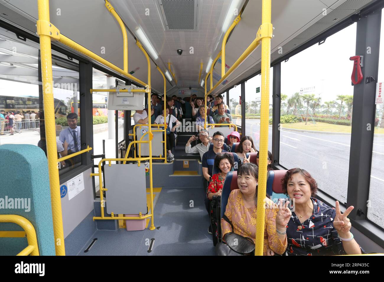 (181024) -- ZHUHAI, Oct. 24, 2018 -- Passengers take a shuttle bus for ...