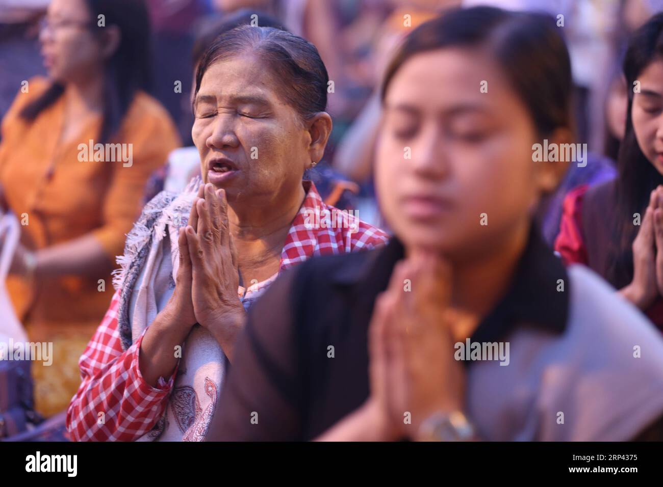(181024) -- YANGON, Oct. 24, 2018 -- People pay homage on Myanmar s ...