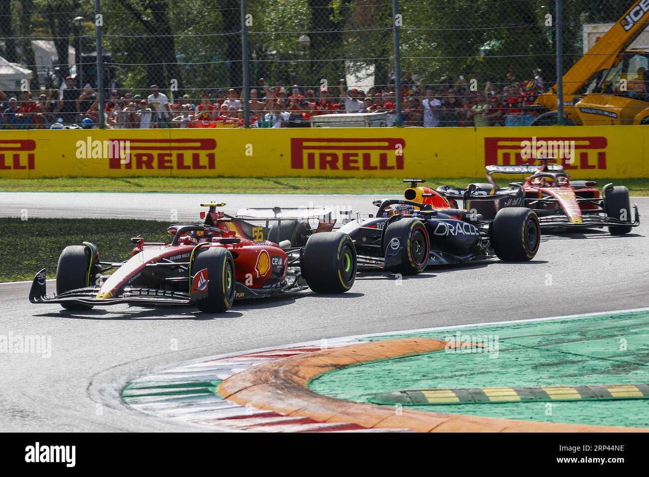 MONZA - Max Verstappen (Red Bull Racing) amid Carlos Sainz (Ferrari ...
