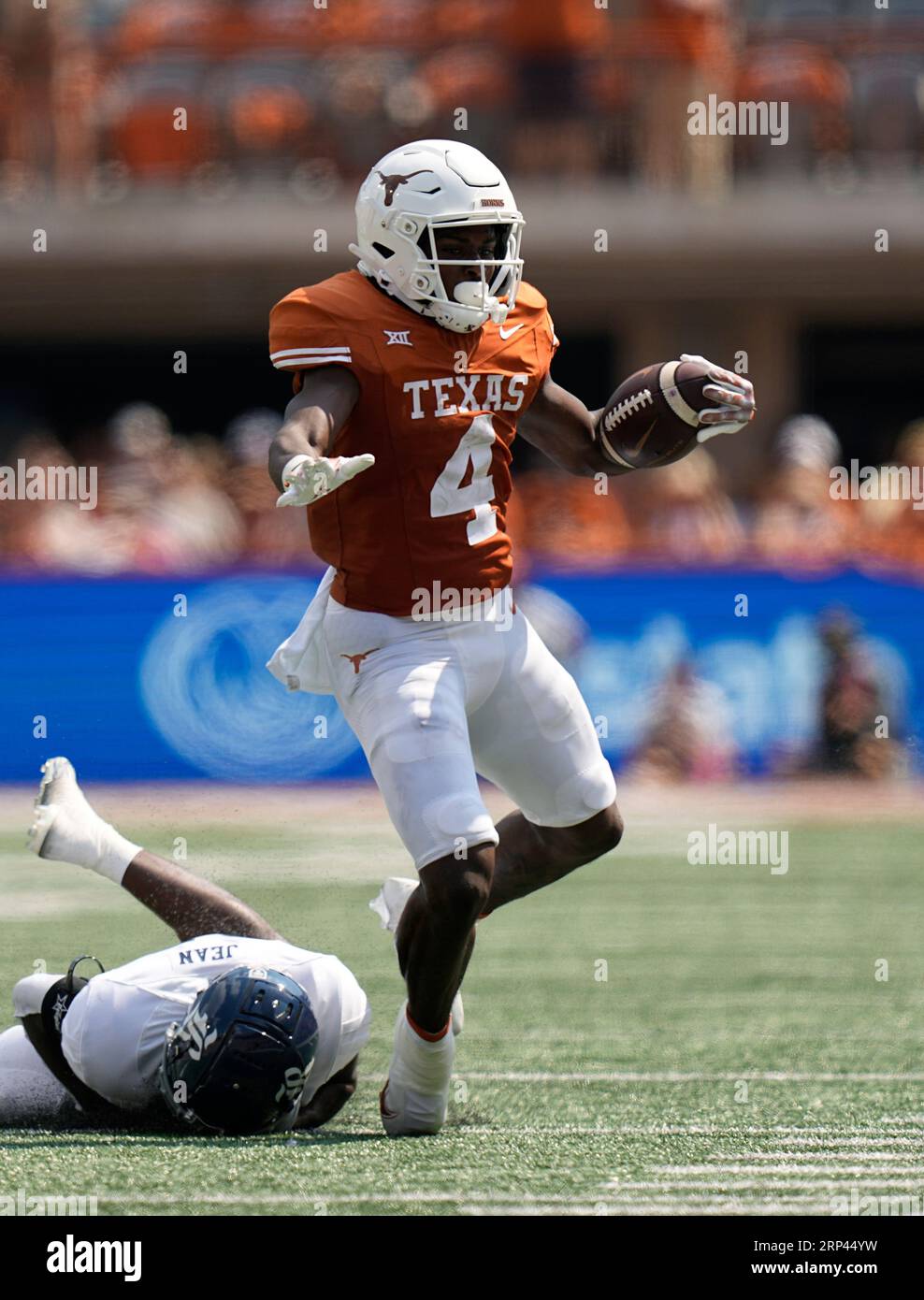 Texas running back CJ Baxter Jr. (4) runs past Rice cornerback Jonathan ...