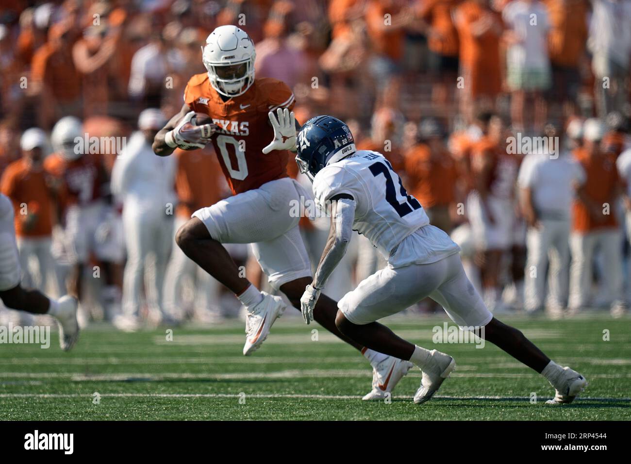 Texas tight end Ja'Tavion Sanders (0) runs for a touchdown past ...