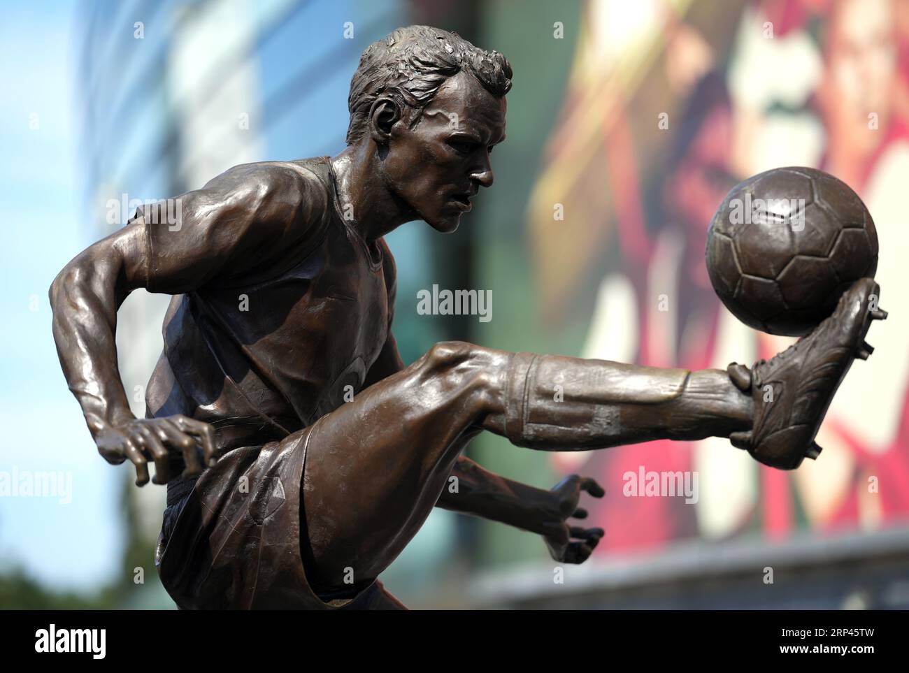 Dennis bergkamp statue hi-res stock photography and images - Alamy