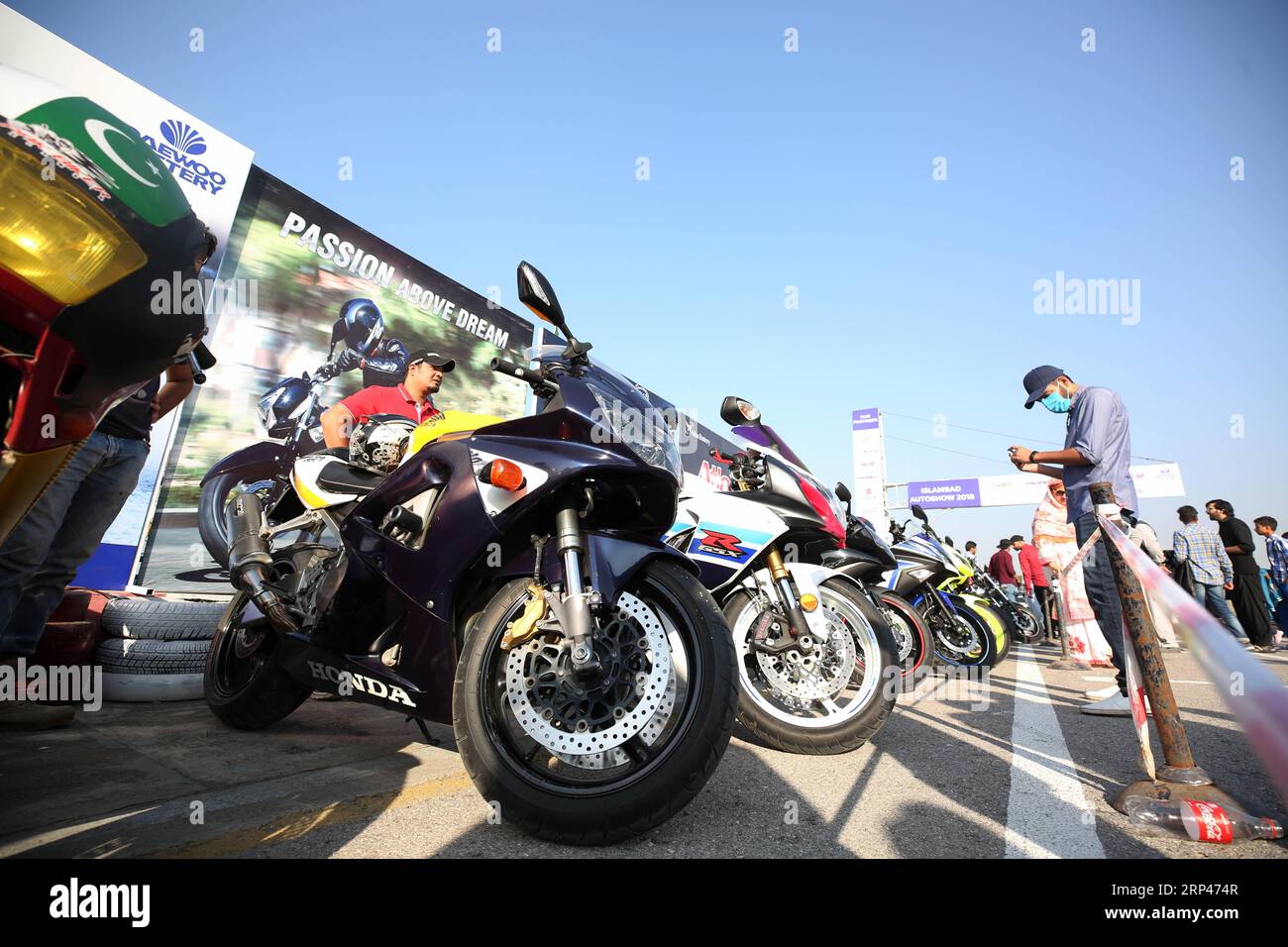 (181029) -- ISLAMABAD, Oct. 29, 2018 -- People visit the Islamabad Auto ...