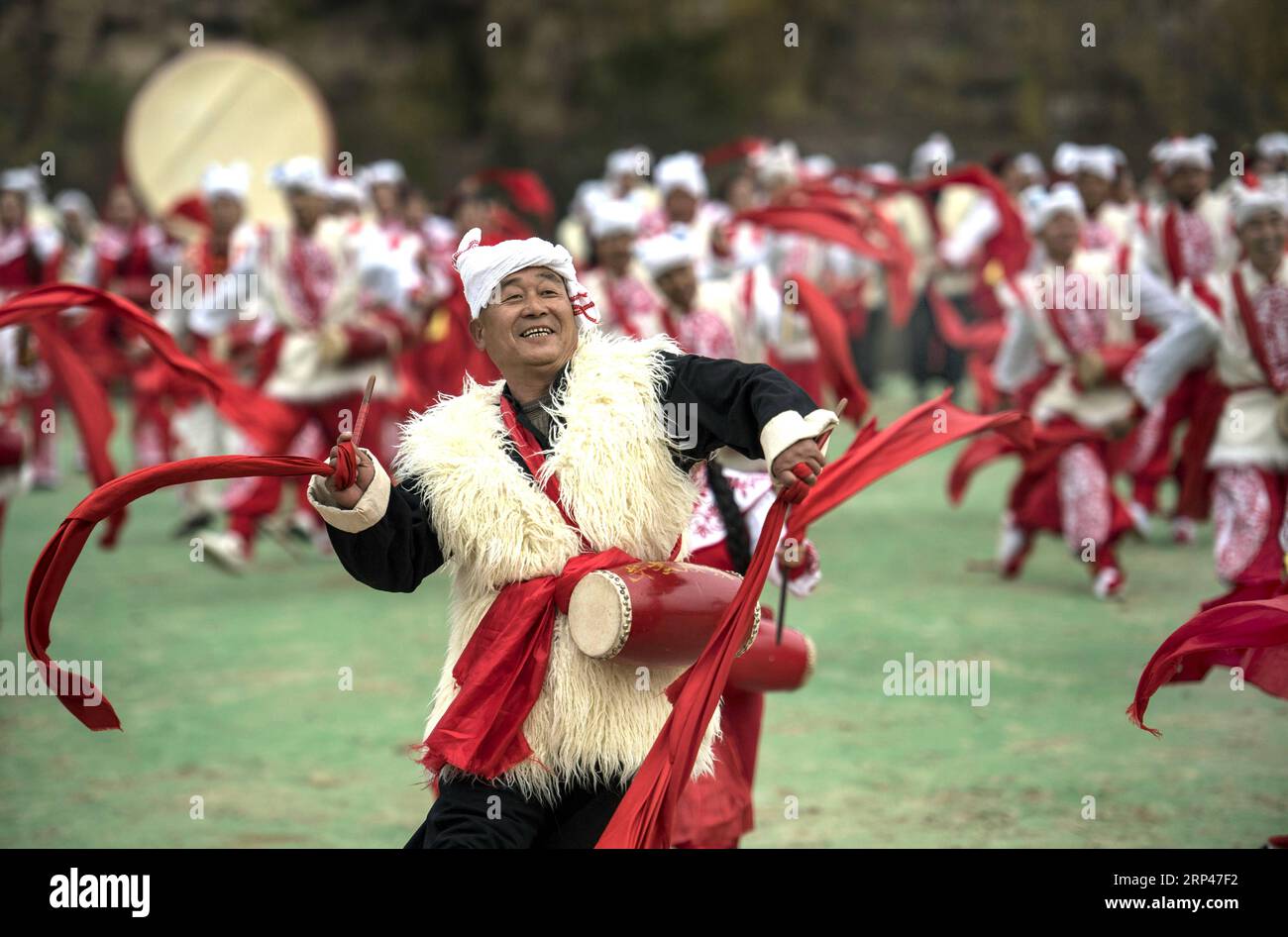 (181029) -- YAN AN, Oct. 29, 2018 -- Villager Cao Baoping gives a ...