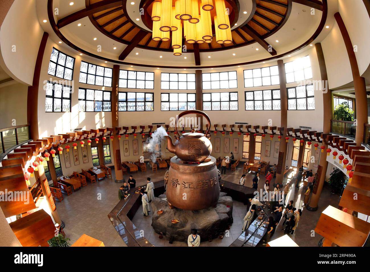 (181031) -- WUYISHAN, Oct. 31, 2018 -- Tourists visit a tea art ...