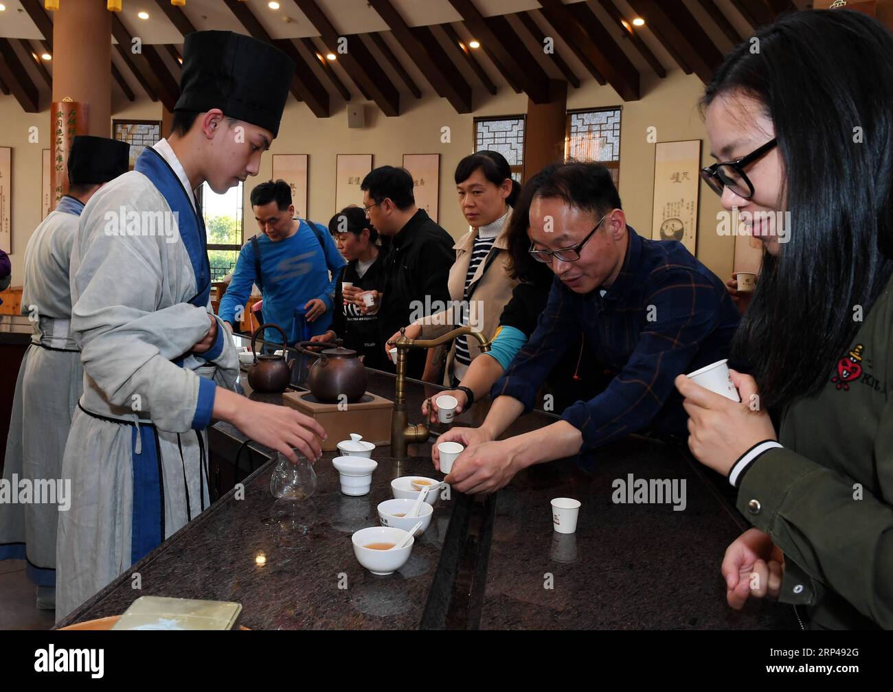 (181031) -- WUYISHAN, Oct. 31, 2018 -- Tourists visit a tea art ...