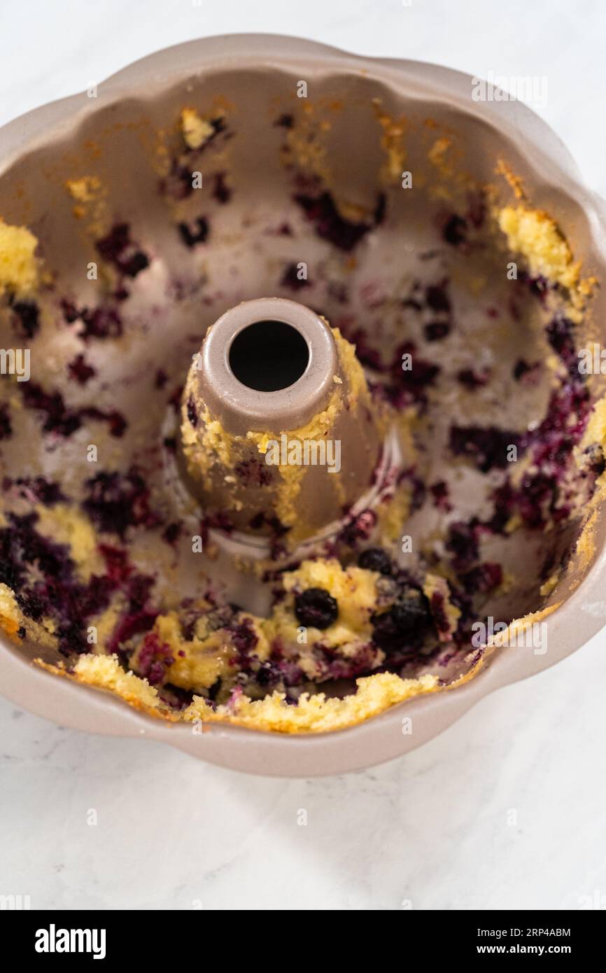 Washing dirty aluminum bundt cake pan Stock Photo - Alamy