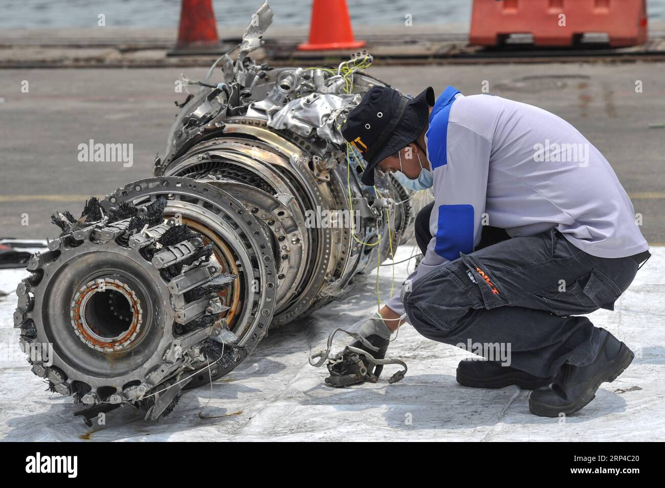 610 debris hi-res stock photography and images - Alamy