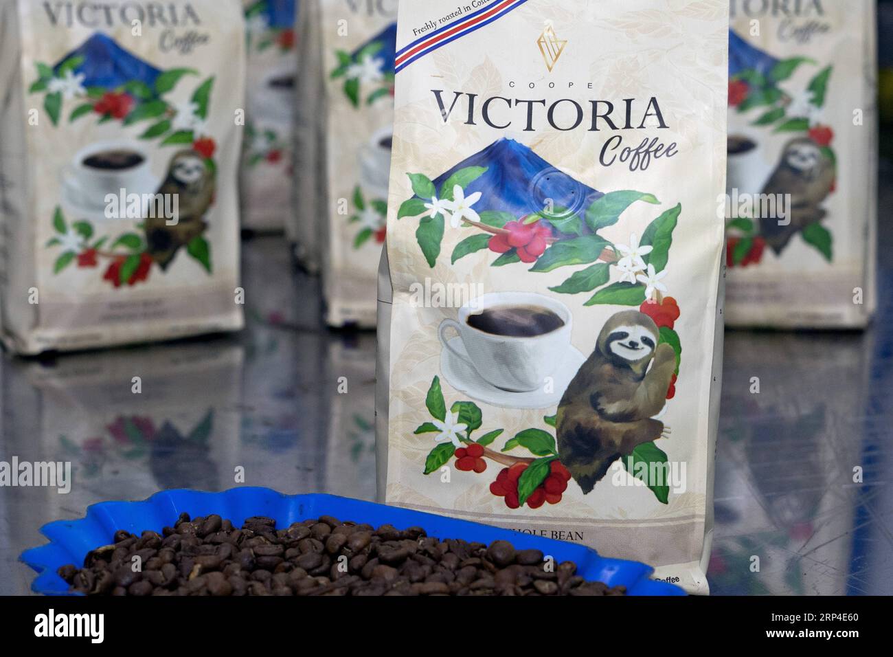(181106) -- GRECIA, Nov. 6, 2018 -- Packaged coffee and coffee beans ...