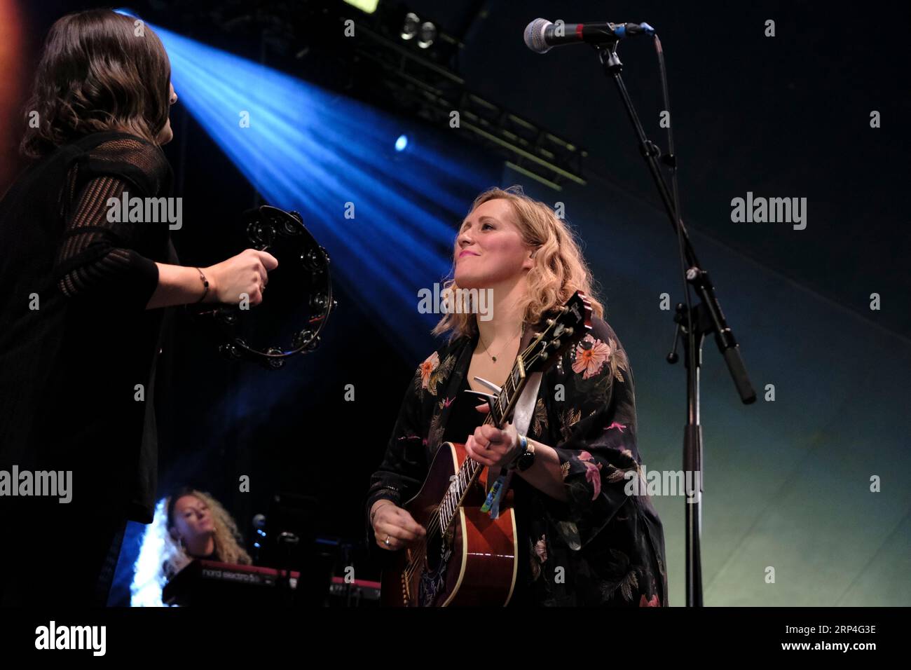 Singing duos hi-res stock photography and images - Alamy