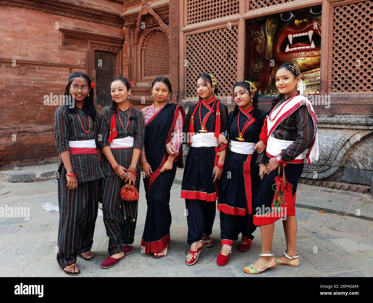 (181108) -- KATHMADNU, Nov. 8, 2018 -- Little girls from ethnic Newar ...