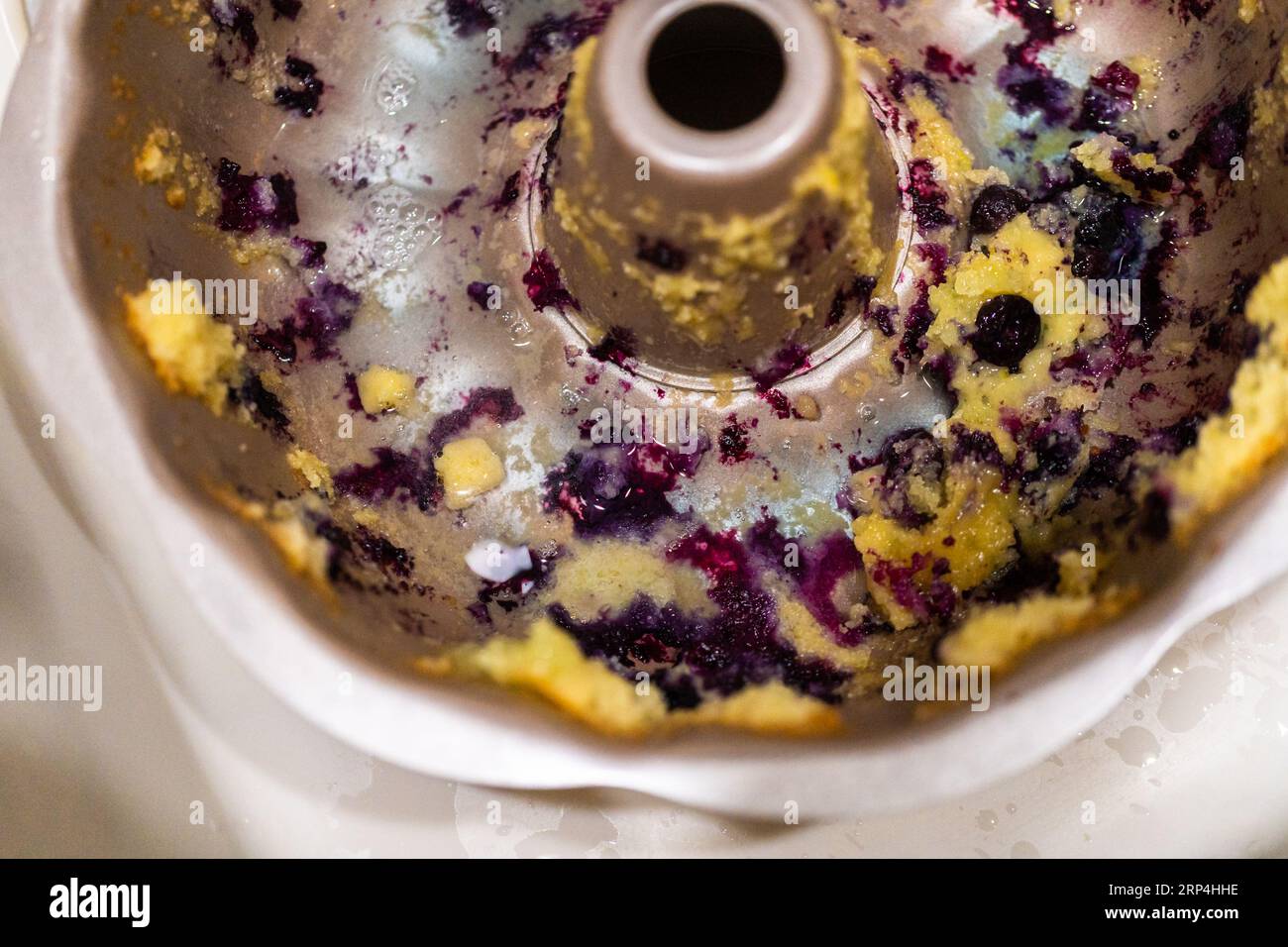 Washing dirty aluminum bundt cake pan Stock Photo - Alamy