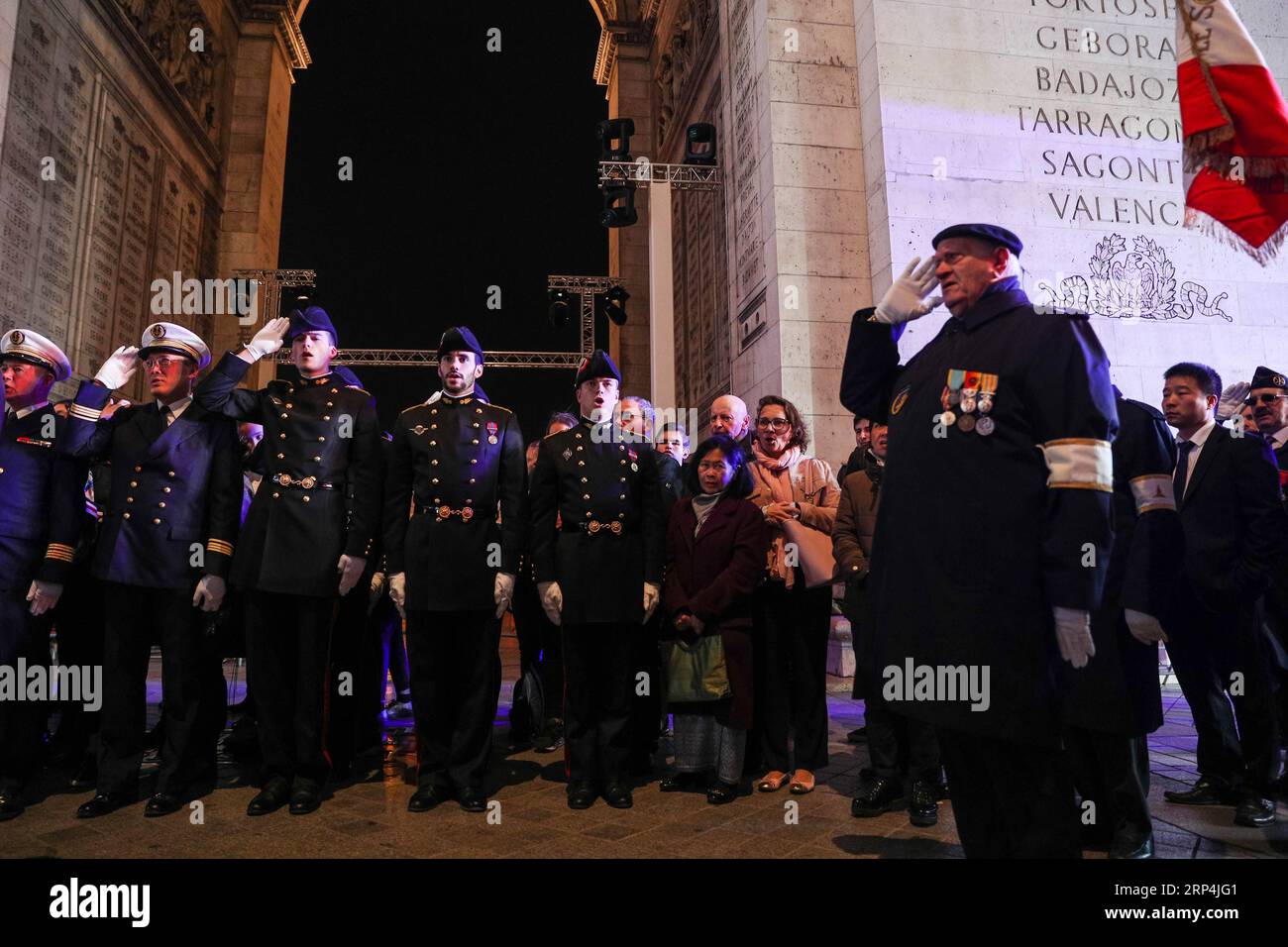 (181110) -- PARIS, Nov. 10, 2018 -- People attend the ceremony to pay ...