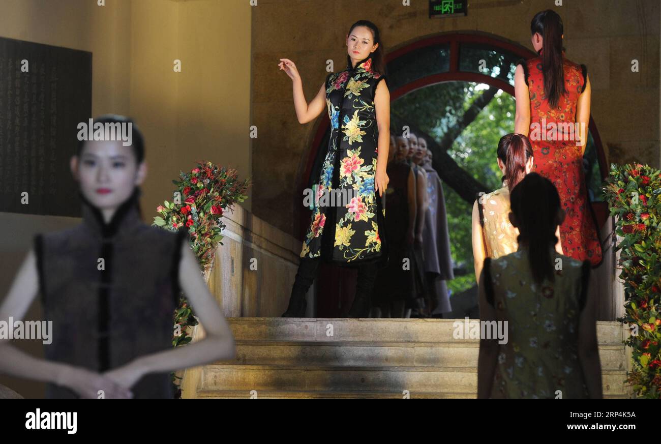 (181111) -- SUZHOU, Nov. 11, 2018 (Xinhua) -- Models present handmade ...