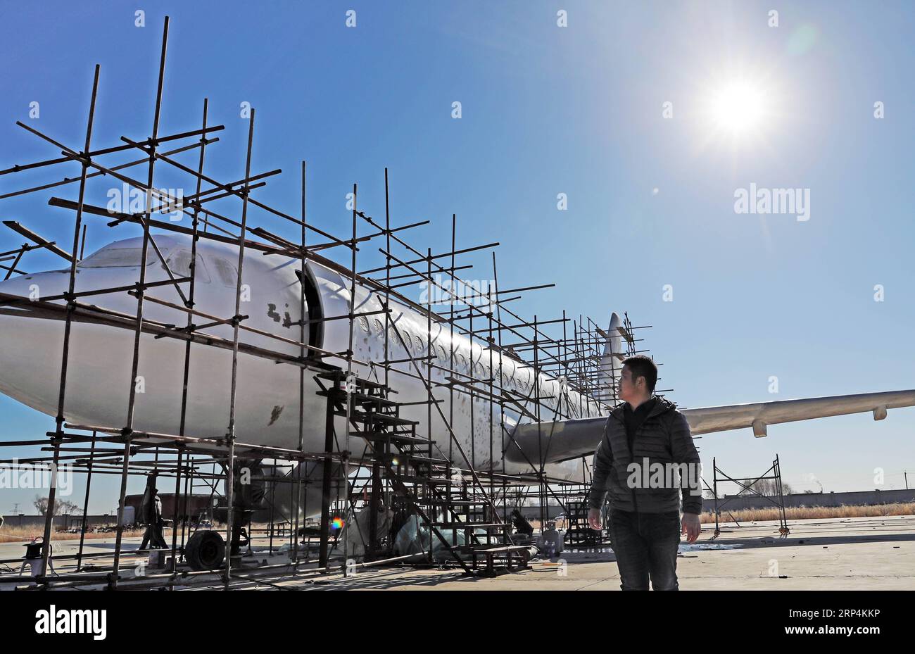 (181111) -- KAIYUAN, Nov. 11, 2018 -- Zhu Yue poses for photos with his ...