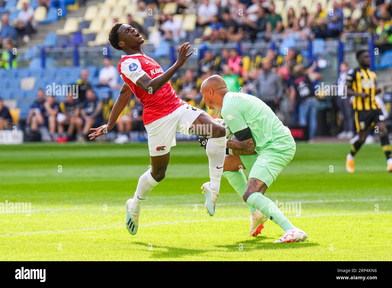 ARNHEM - (lr) Ernest Poku of AZ Alkmaar, Vitesse goalkeeper Eloy Room ...