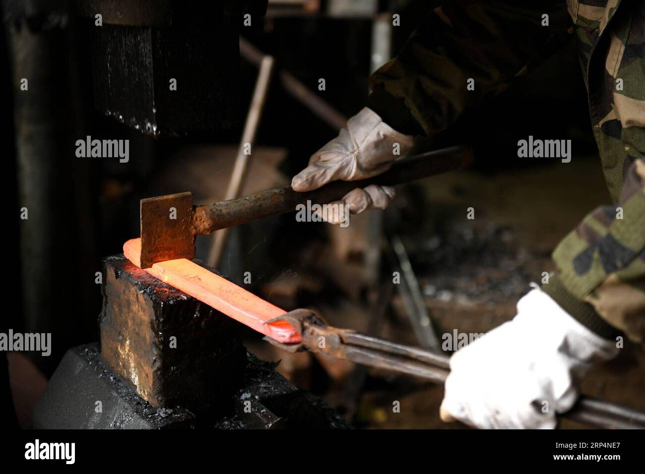 Making swords china hi-res stock photography and images - Alamy