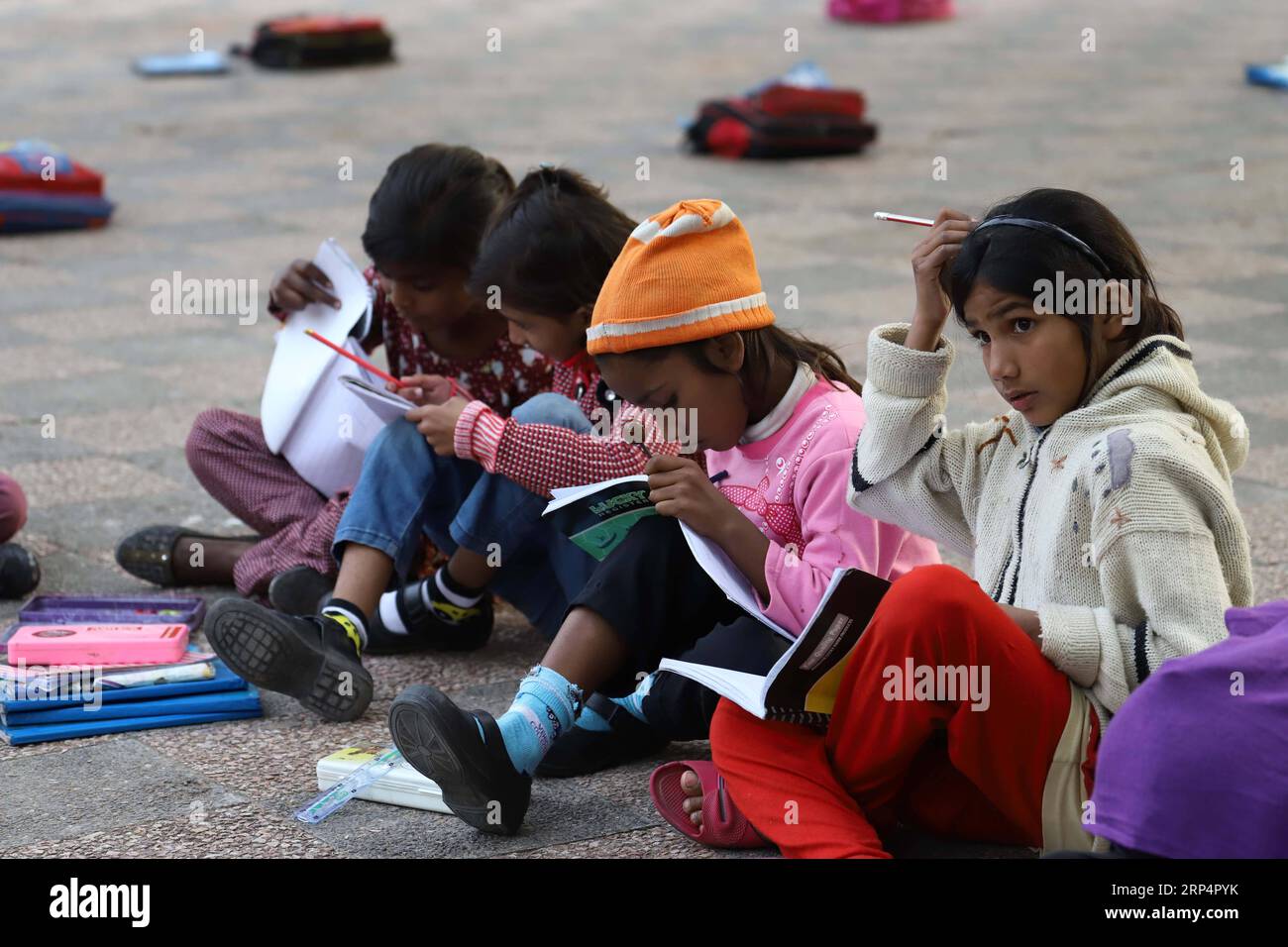 Pakistani school girls hi-res stock photography and images - Alamy