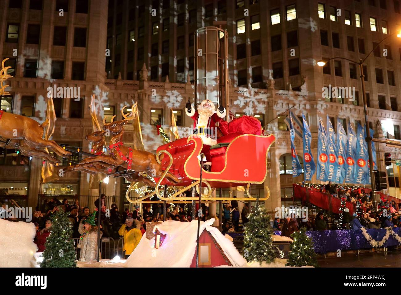 (181118) -- CHICAGO, Nov. 18, 2018 (Xinhua) -- Actors perform in the ...
